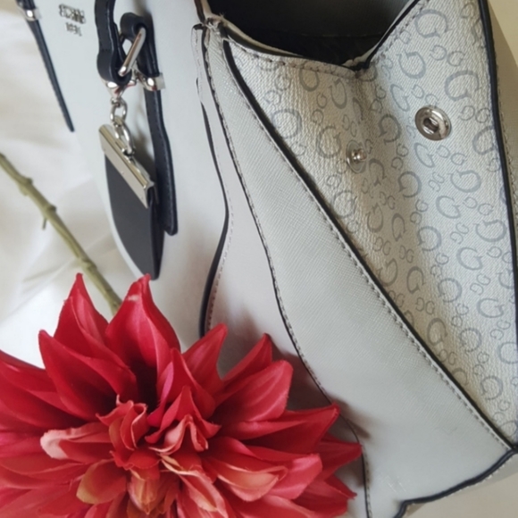 Guess | Bags | Authentic Guess Tote | Poshmark